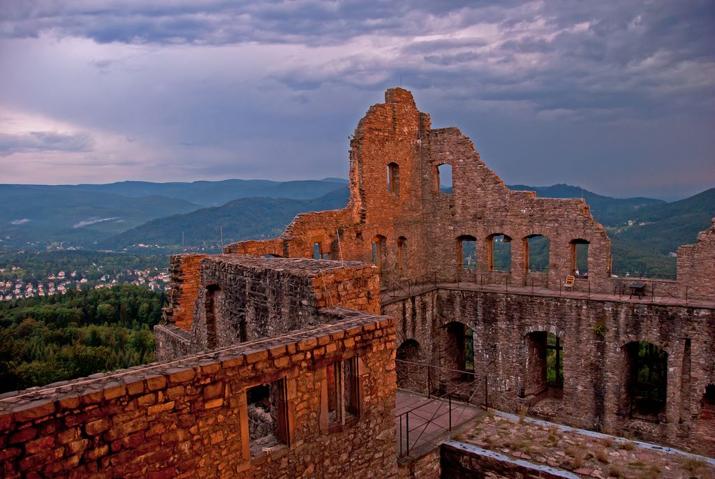 Raffineret nat i ruinerne | Simon Staun